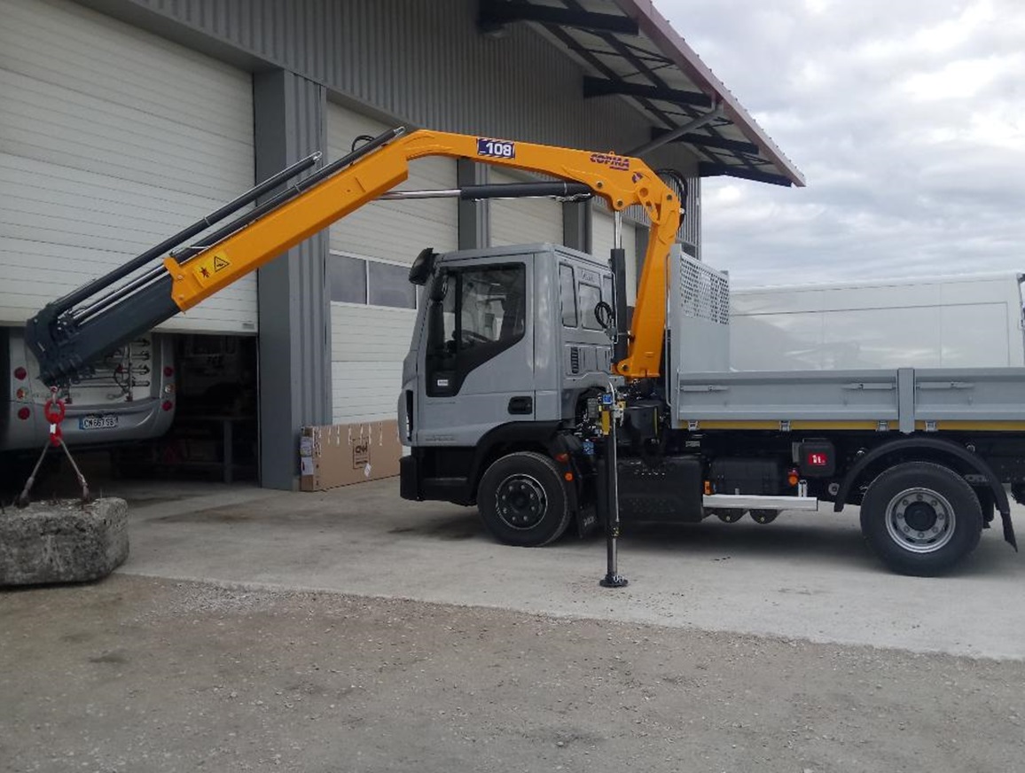 Camión Grúa con Brazo Articulado Sistema Ampliroll