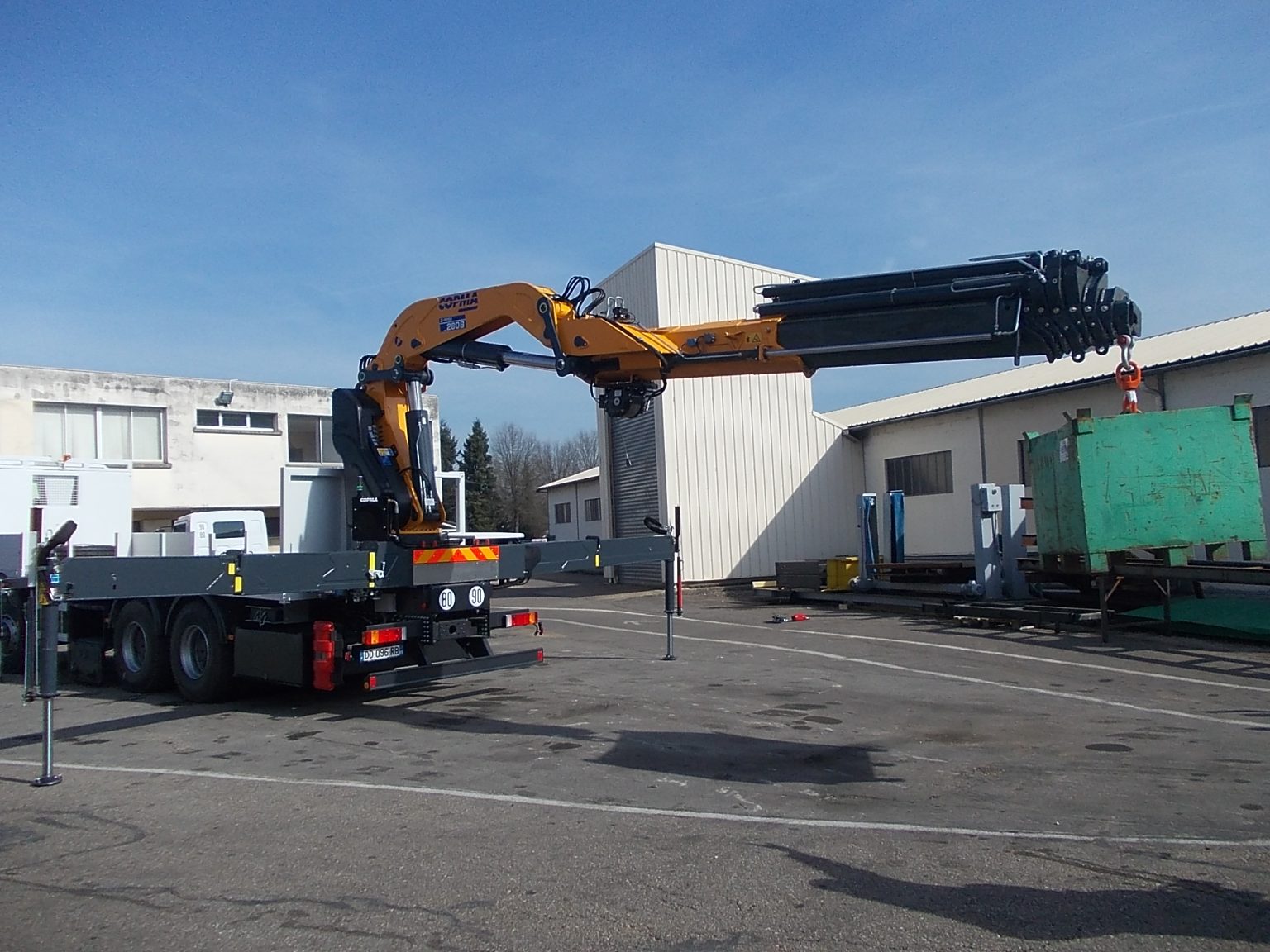 Camión Grúa con Brazo Articulado Sistema Ampliroll