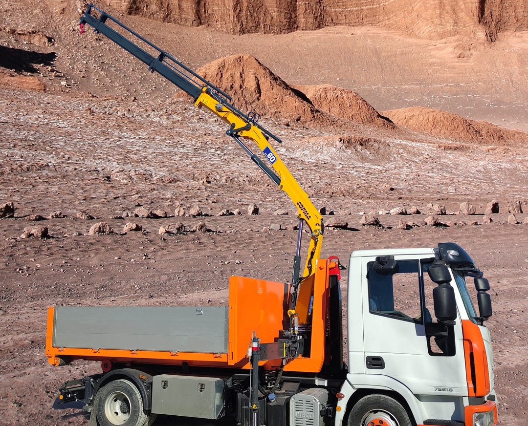 Camión Grúa con Brazo Articulado Sistema Ampliroll