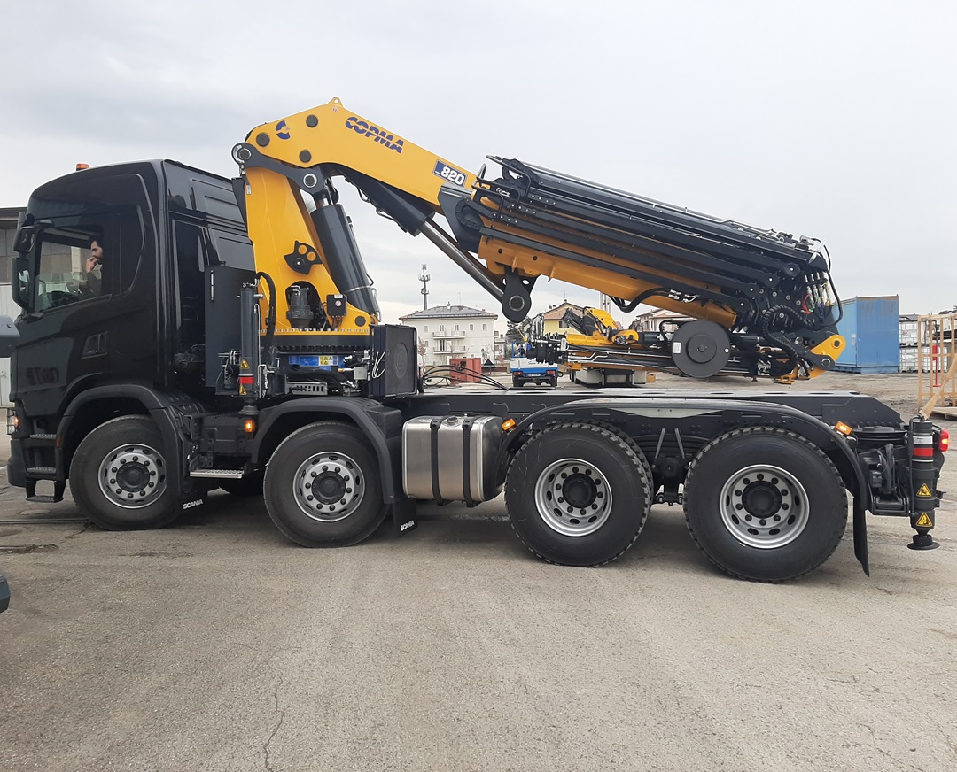 Camión Grúa con Brazo Articulado Sistema Ampliroll